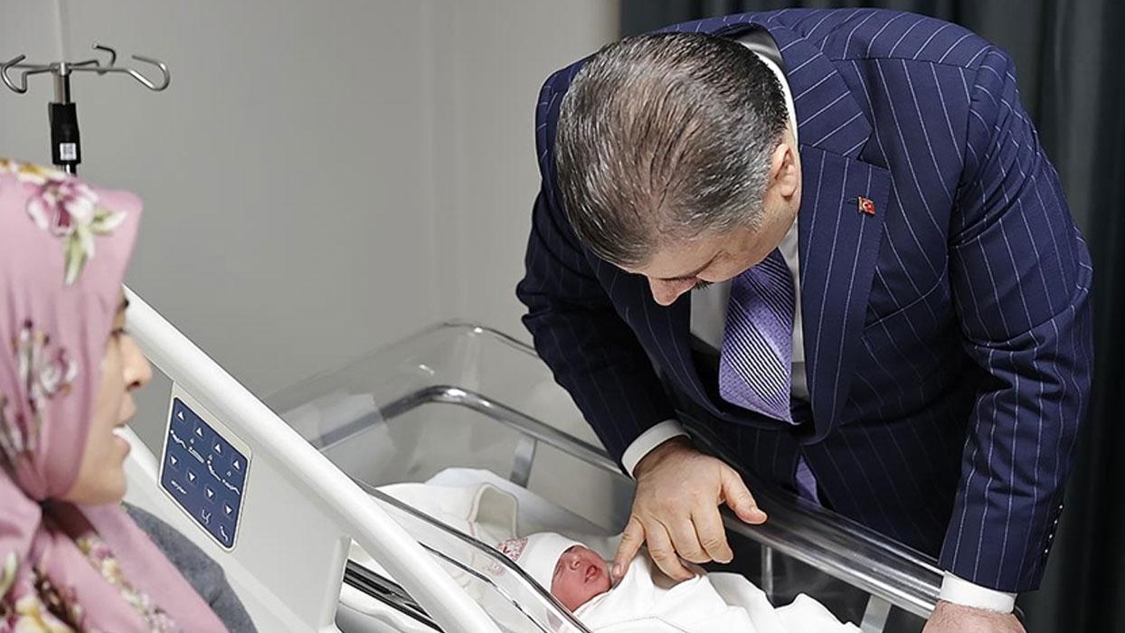 Sağlık Bakanı Koca yeni yılı İstanbul'daki hastanelerde karşıladı Sağlık Bakanı Koca yeni yılı İstanbul'daki hastanelerde karşıladı